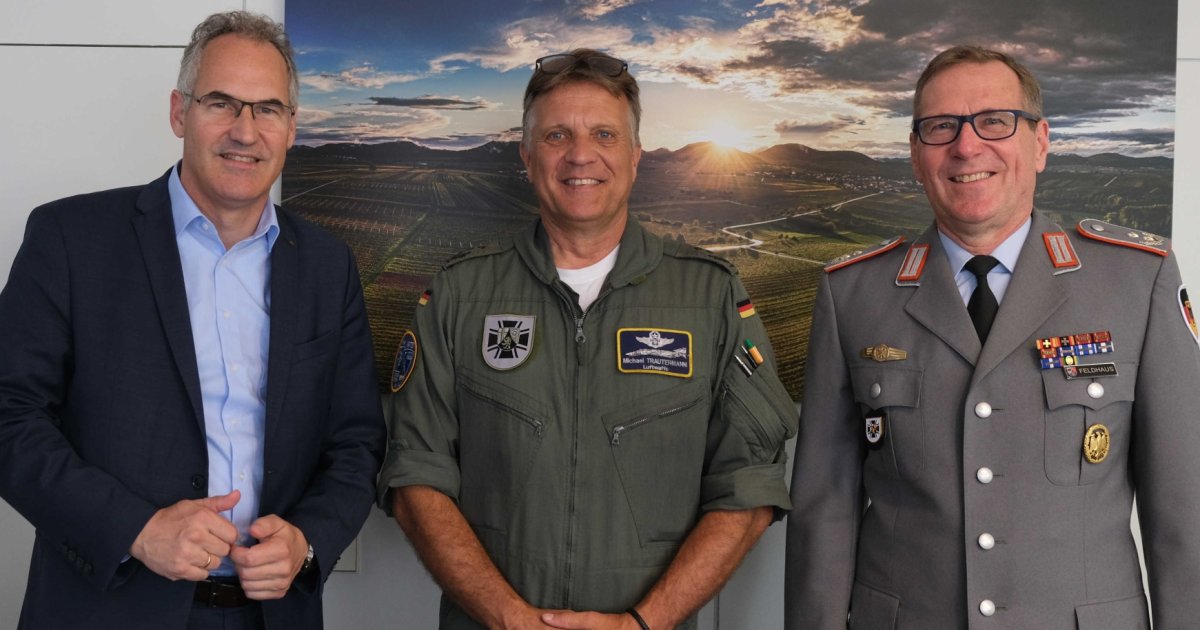 Zusammenarbeit mit der Bundeswehr: Oberst Michael Trautermann im Kreishaus der Südliche ...